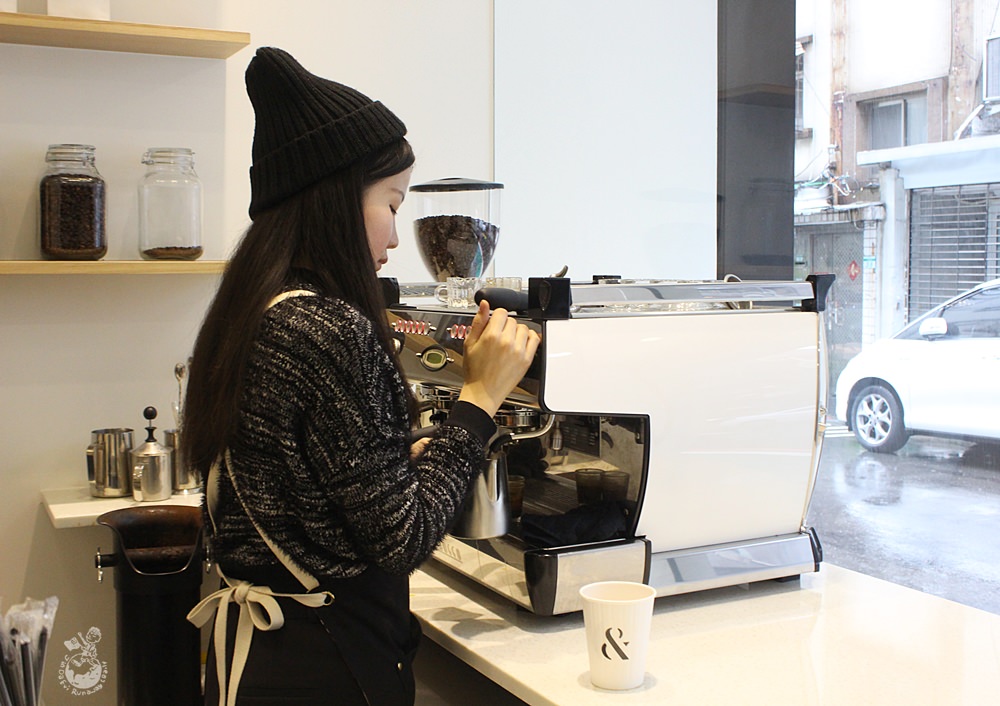 台北咖啡︳＆FOMO-東區簡約時尚外帶咖啡店，咖啡銅板價根本佛心來著，近忠孝復興捷運站 - 金大佛的奪門而出家網誌