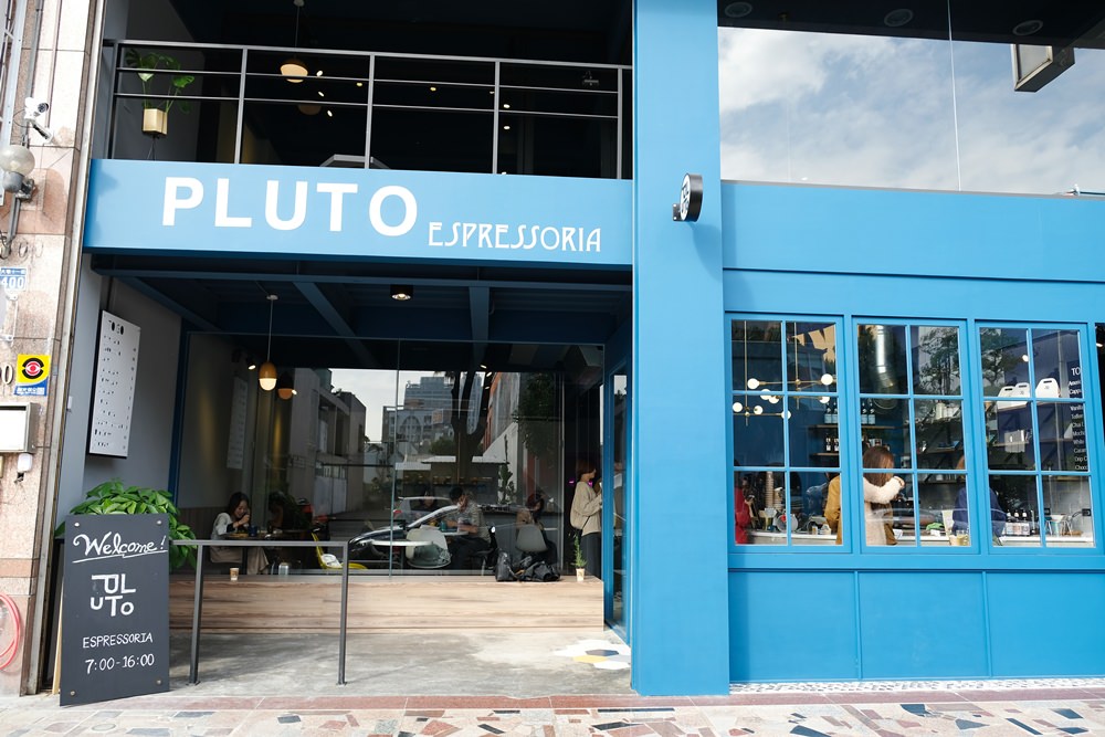 台中咖啡︳Pluto Espressoria-台中熱門IG打卡景點，IKEA對面的韓系咖啡館 - 金大佛的奪門而出家網誌