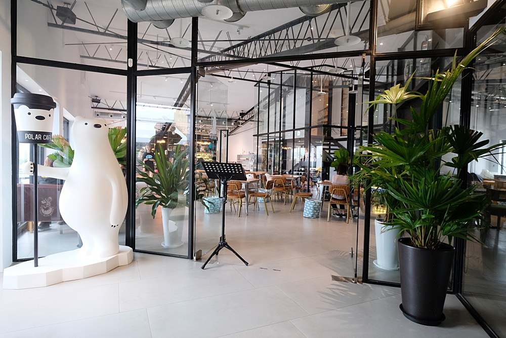 西門町咖啡廳︳POLAR CAFE西門旗艦店：北極熊咖啡店又出新梗，躺著發懶的北極熊棉花糖咖啡超紓壓 - 金大佛的奪門而出家網誌